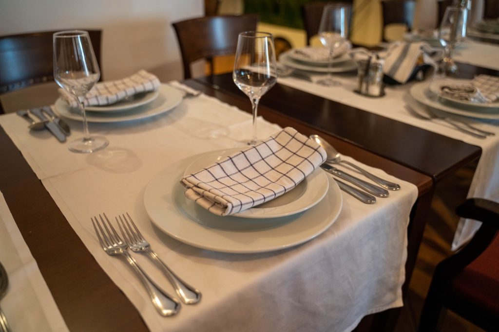 Guardanapo de tecido: Como dobrar e como usar na mesa posta